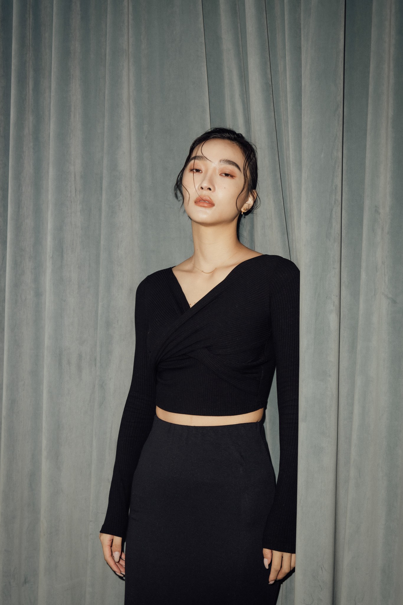 浪漫V領扭結上衣 ｜ WearToEat