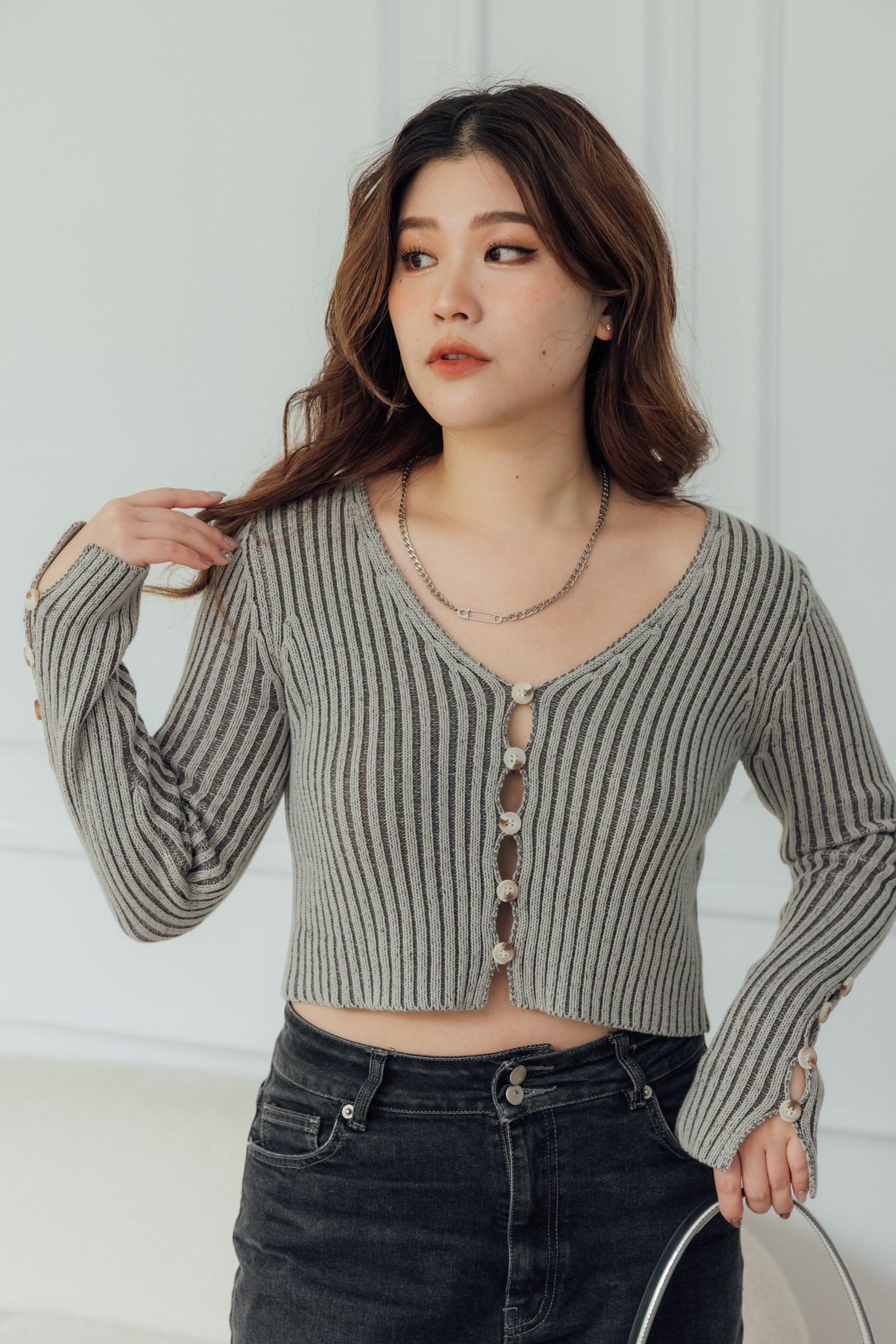 V領鏤空直紋毛衣 ｜ WearToEat