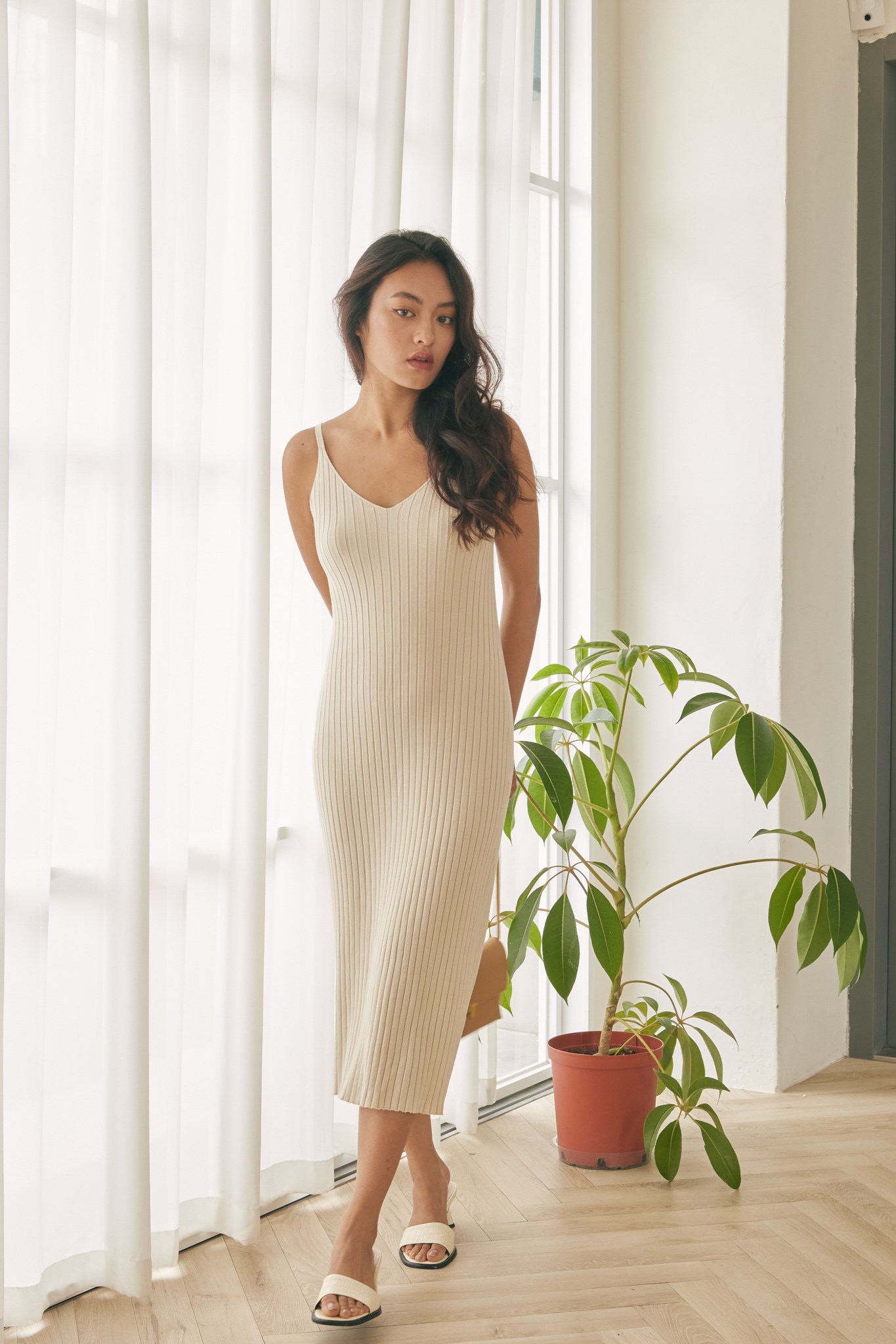 顯瘦坑條V領針織洋裝 ｜ WearToEat