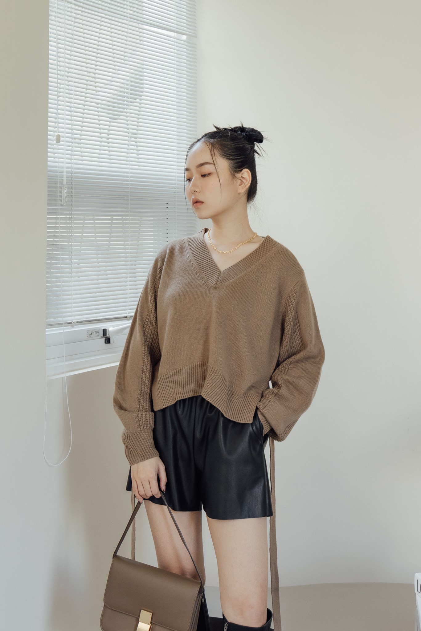 後綁帶V領針織上衣 ｜ WearToEat